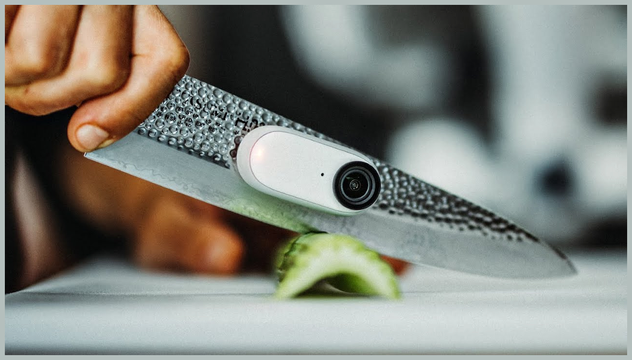 YouTuber is seriously impressed by this tiny vlogging camera